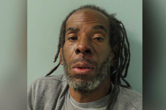 Muhammad hakte agent zes keer in het hoofd met machete - Frontnieuws